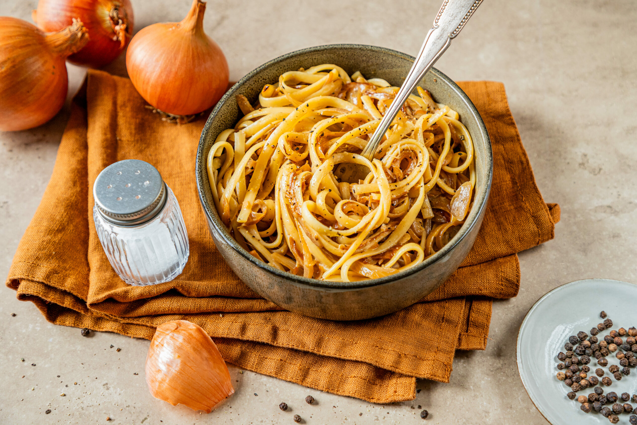 Recette Pâtes aux oignons caramélisés - CookingViaje - Photographe et ...